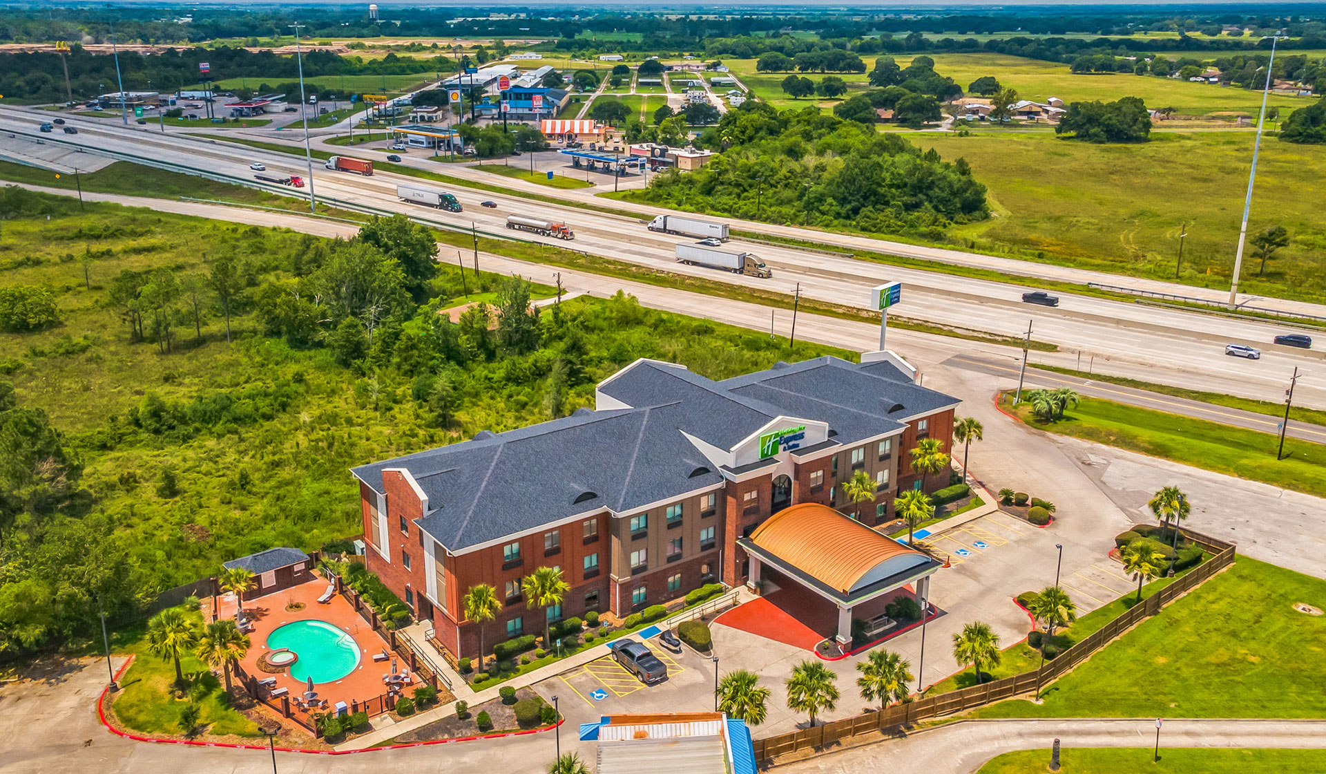 Holiday Inn Express & Suites Winnie | mghotelteam.com